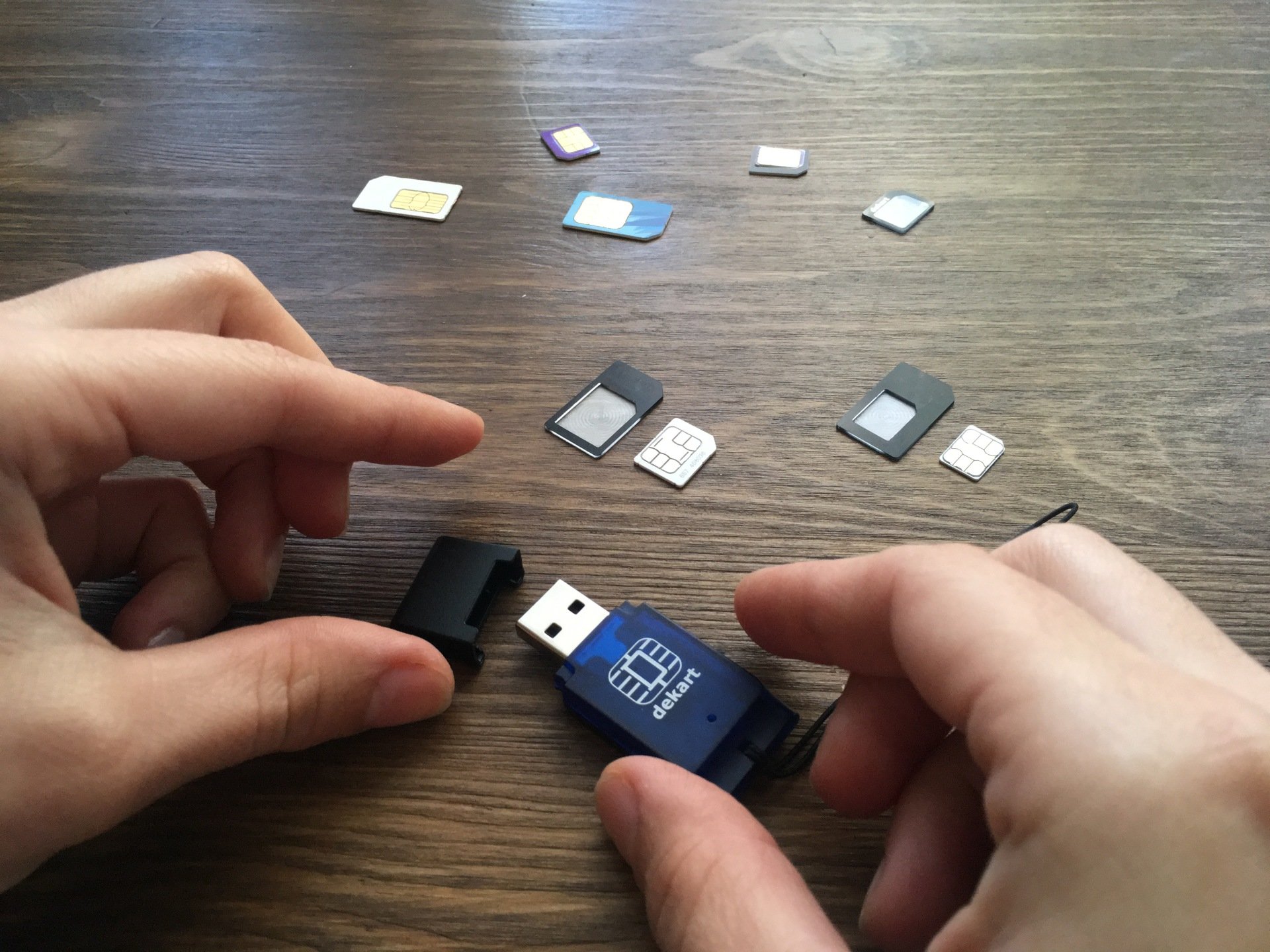  PHOTO How To Insert The SIM Card Into The New Dekart SIM Reader 
