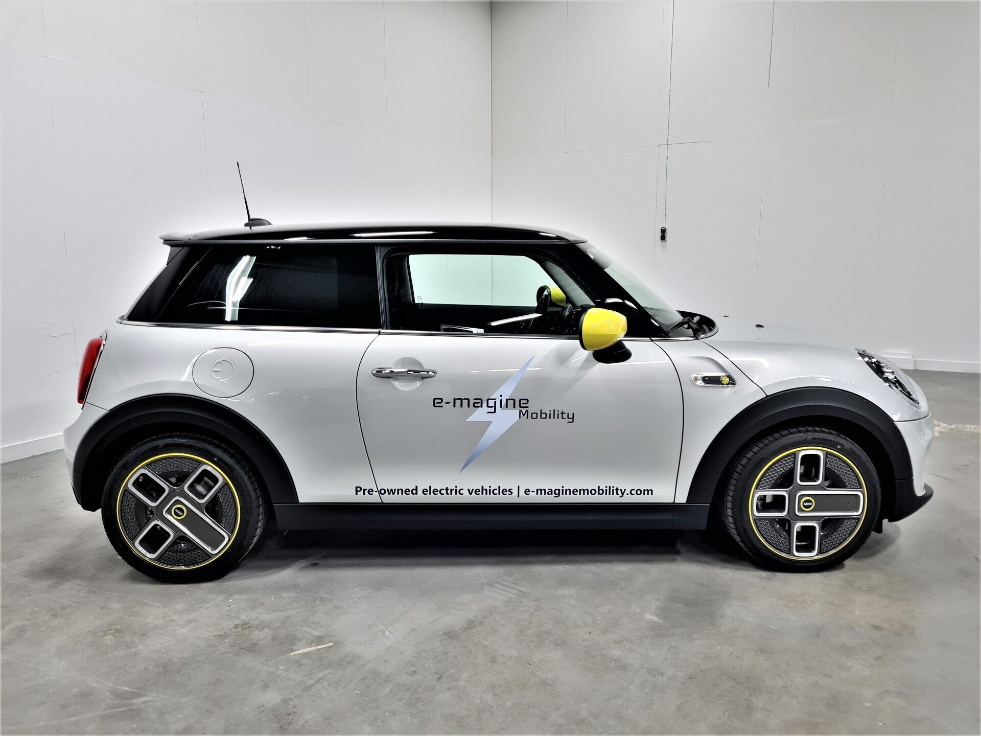 Mini Cooper SE, Mini Electric in de kleur Silver White