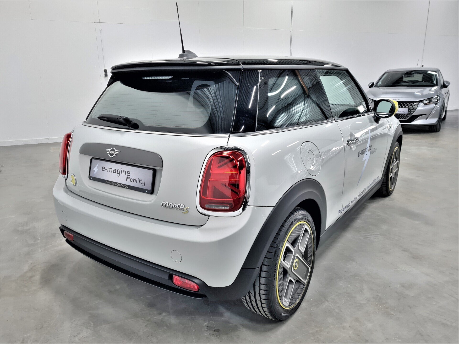Mini Cooper SE, Mini Electric in de kleur Silver White