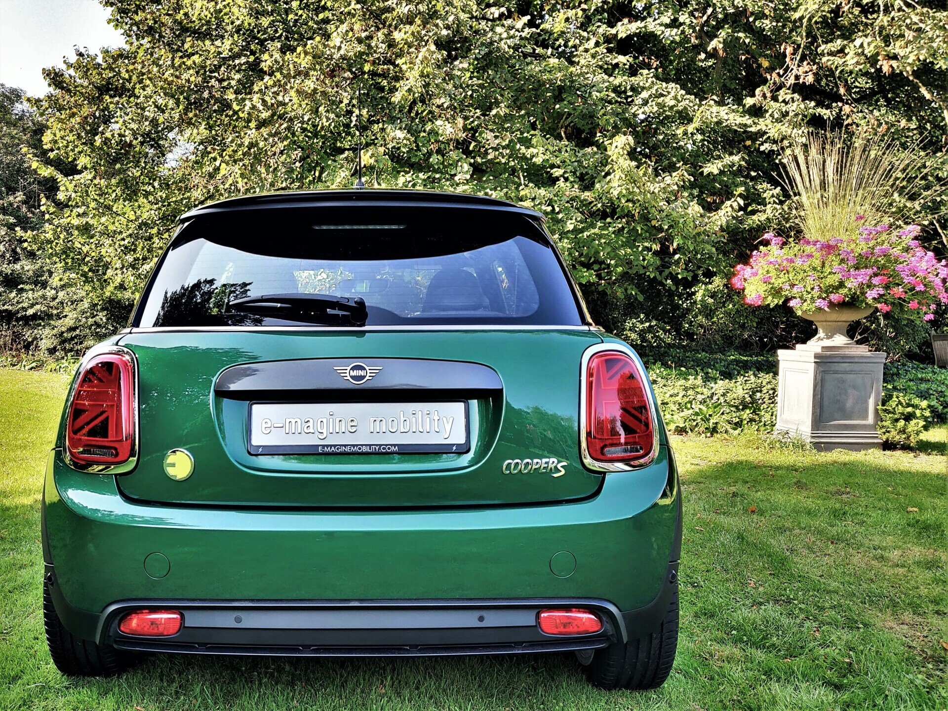 Mini Cooper SE, Mini Electric in British Racing Green
