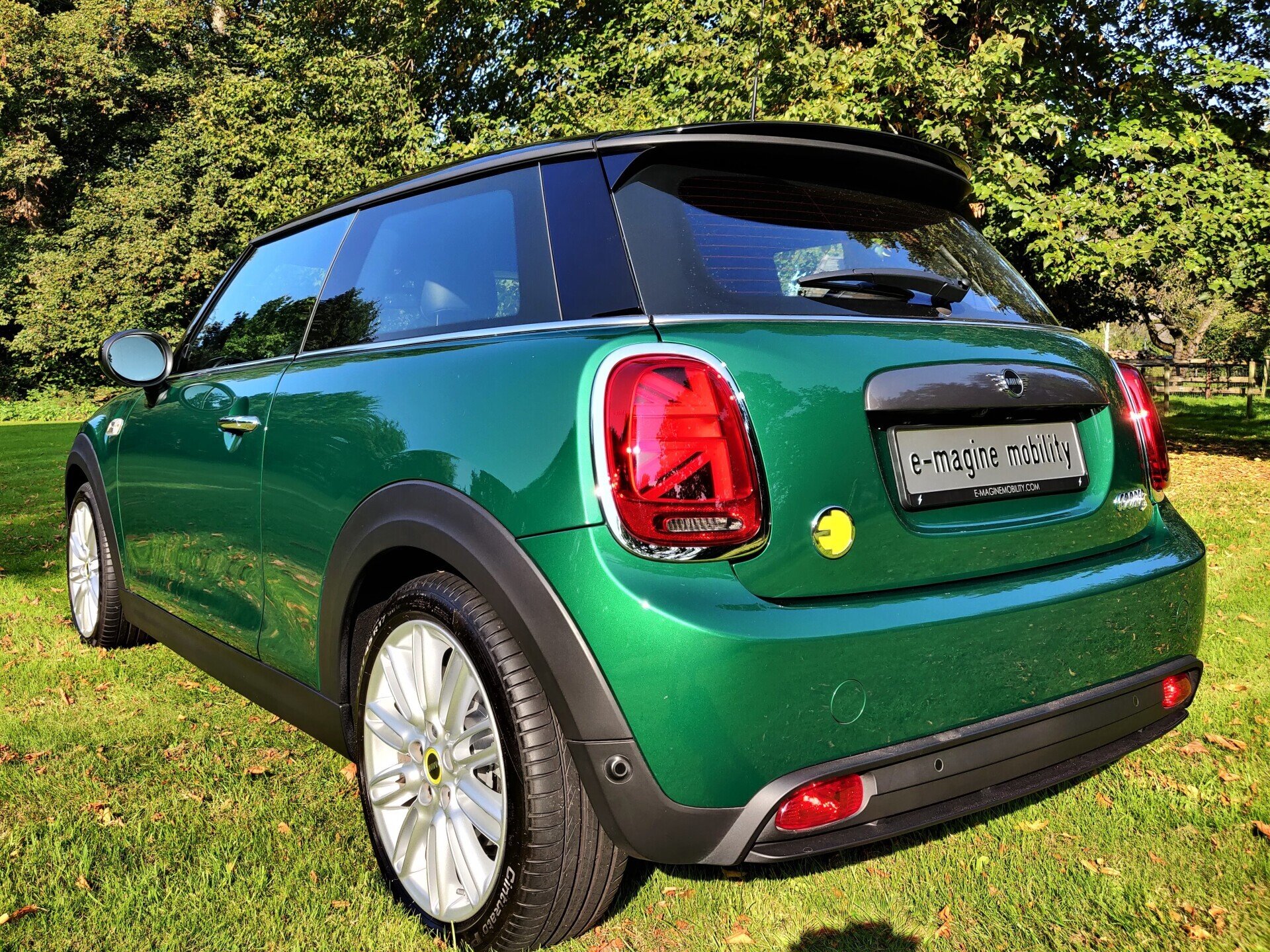 Mini Cooper SE, Mini Electric in British Racing Green