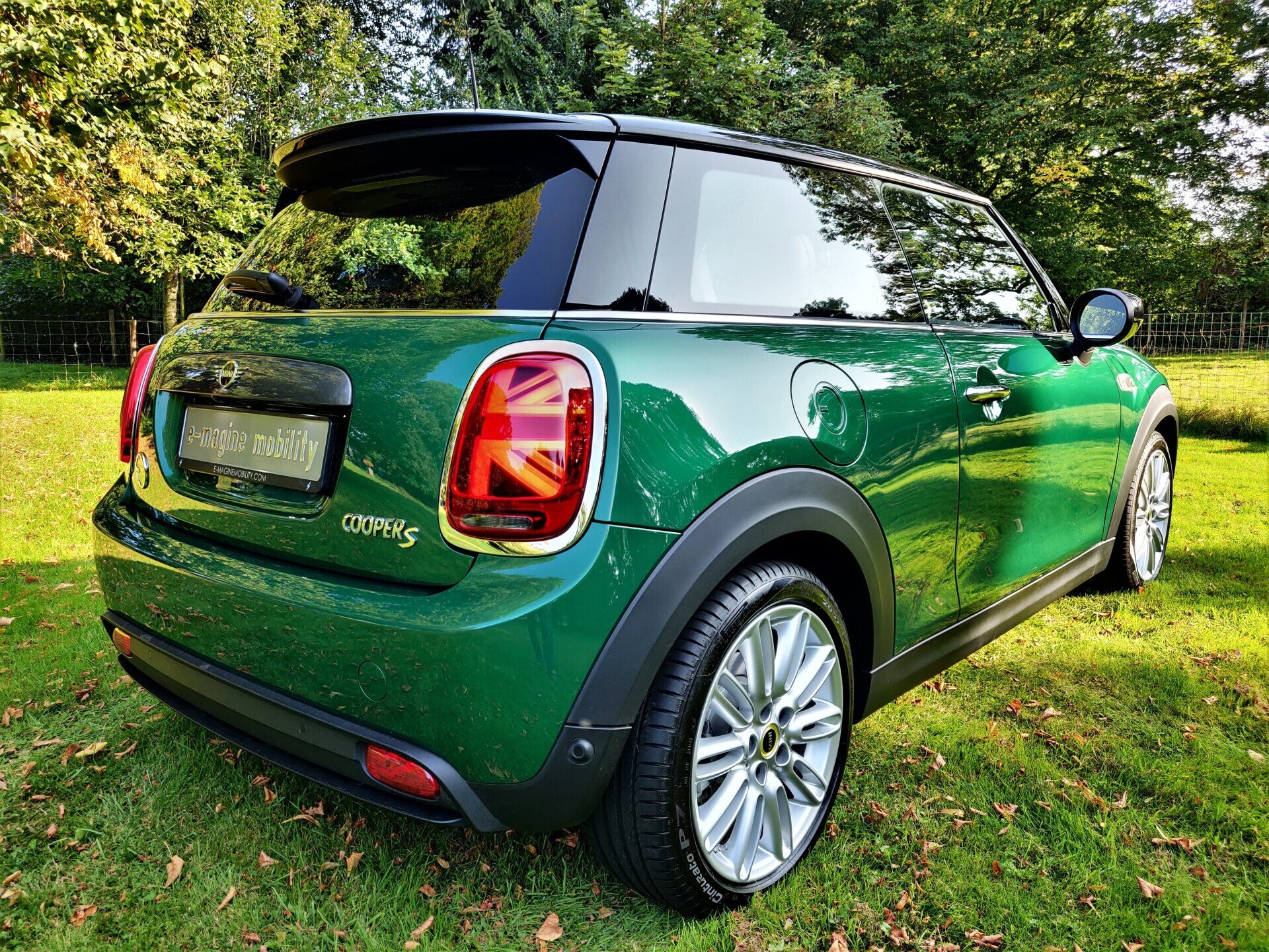 Mini Cooper SE, Mini Electric in British Racing Green