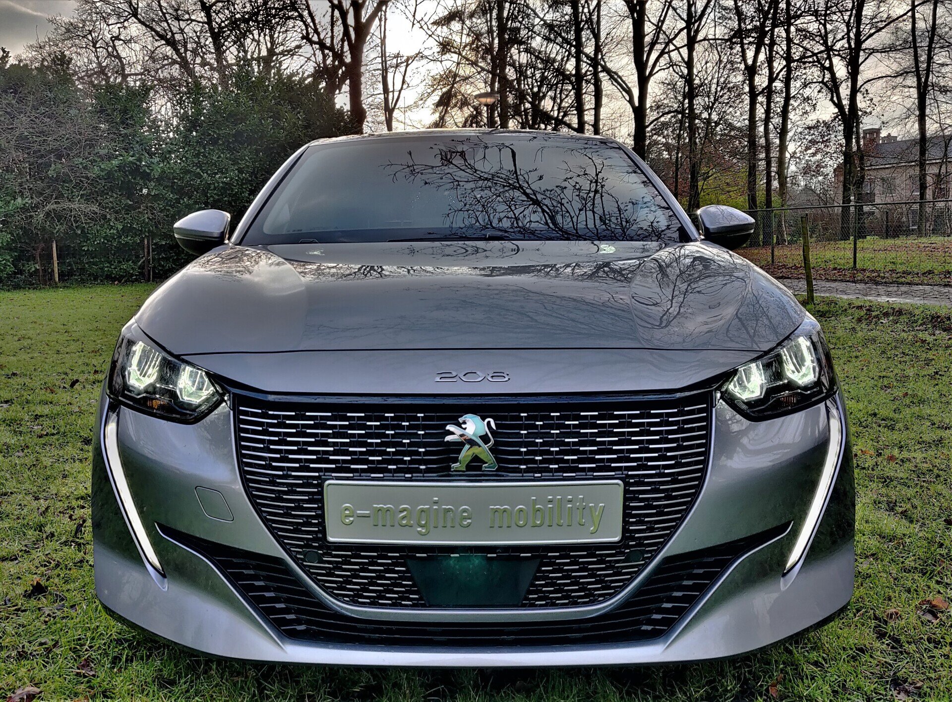 Peugeot e-208 Allure in de kleur Gris Artense