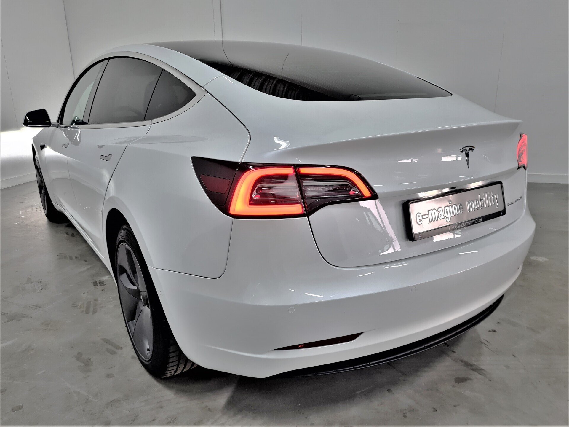 Tesla Model 3 Long Range Dual Motor AWD Pearl White Multi-Coat