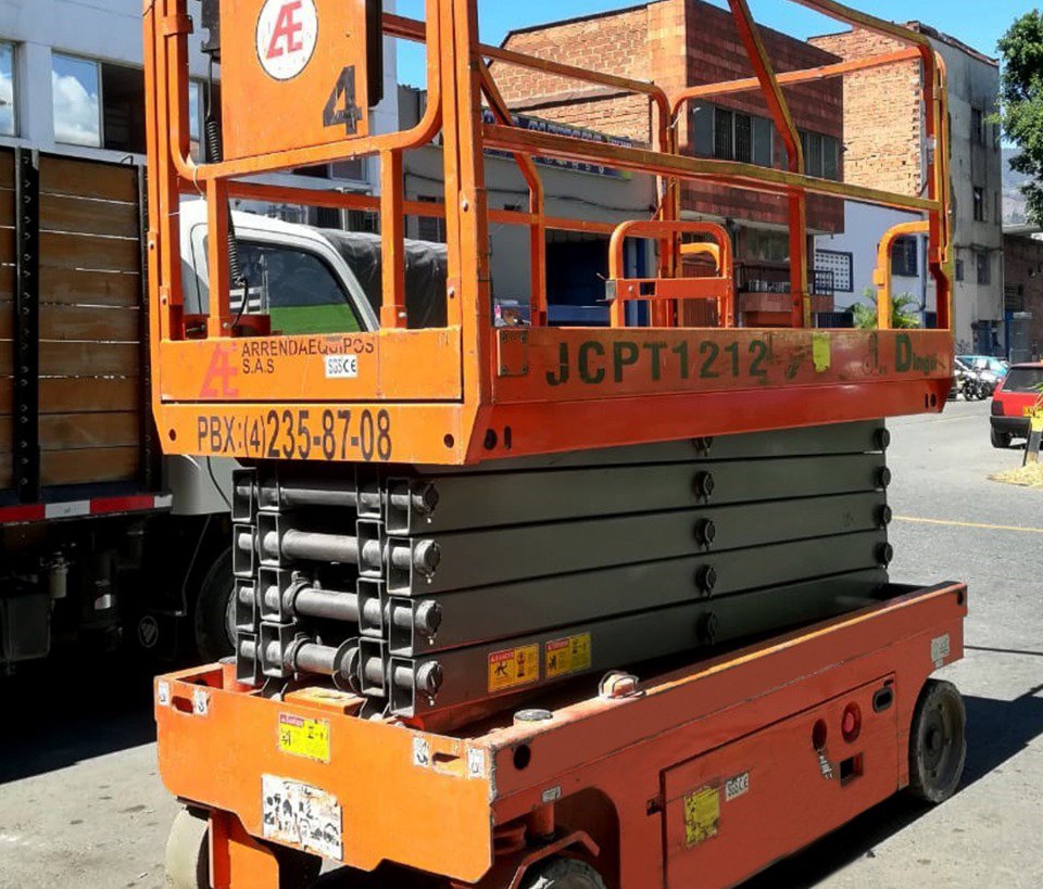 Tipos y usos de las plataformas elevadoras en construcción