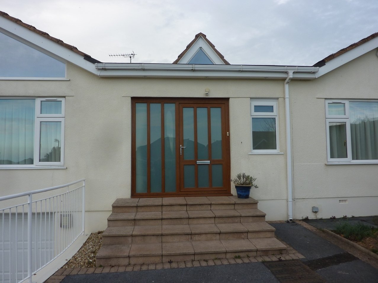 Modern front doors Torquay Devon. Aluminium front doors Devon