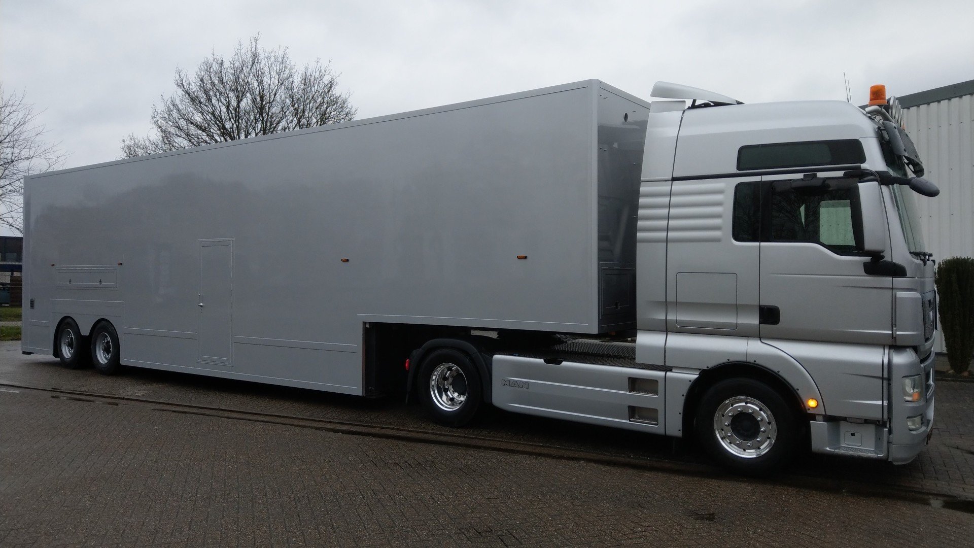 EventSupport - double-deck transport unit with crew facilities
