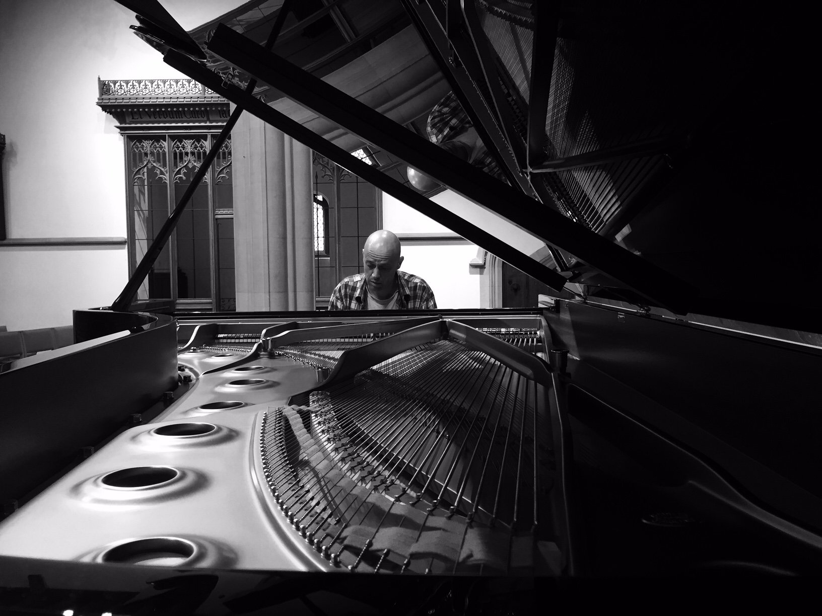 Viv McLean - piano - Worldwide Artists Ltd. - Artist Management